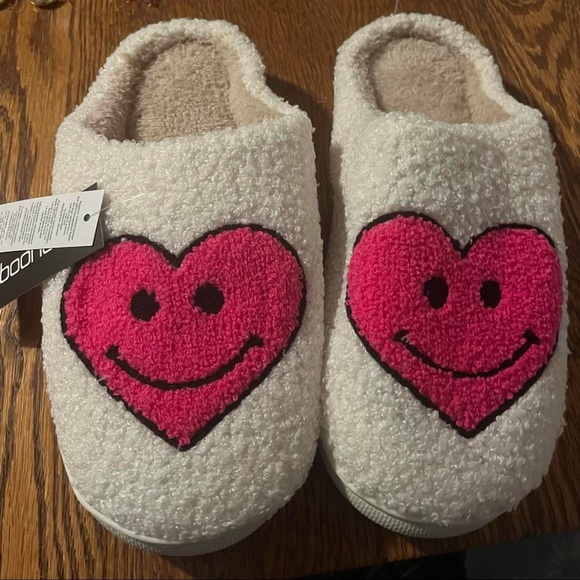 Boohoo | Shoes | Cute Preppy Slippers With Pink Smiley Face Hearts ...